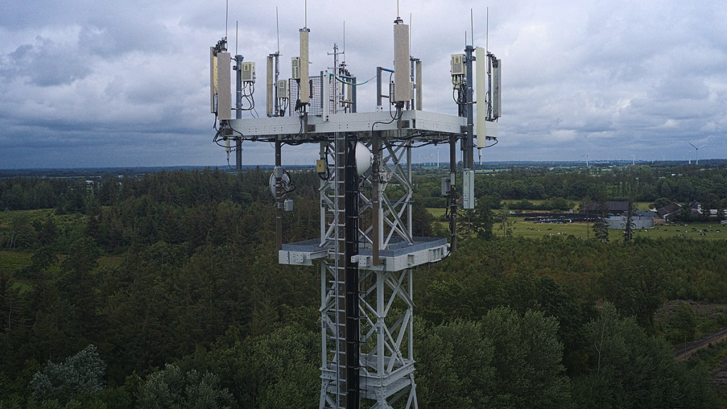 Bell and Telus ditch Huawei for 5G network development | True North